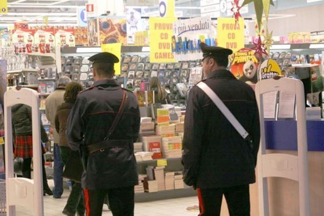Arrestati marito e moglie: rubavano merce varia al centro commerciale ...