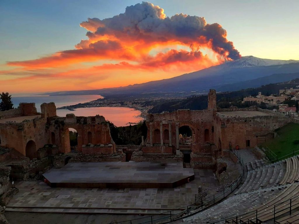 Eruzione dell'Etna, dal vulcano lava e un'alta colonna fumo - GrandangoloAgrigento