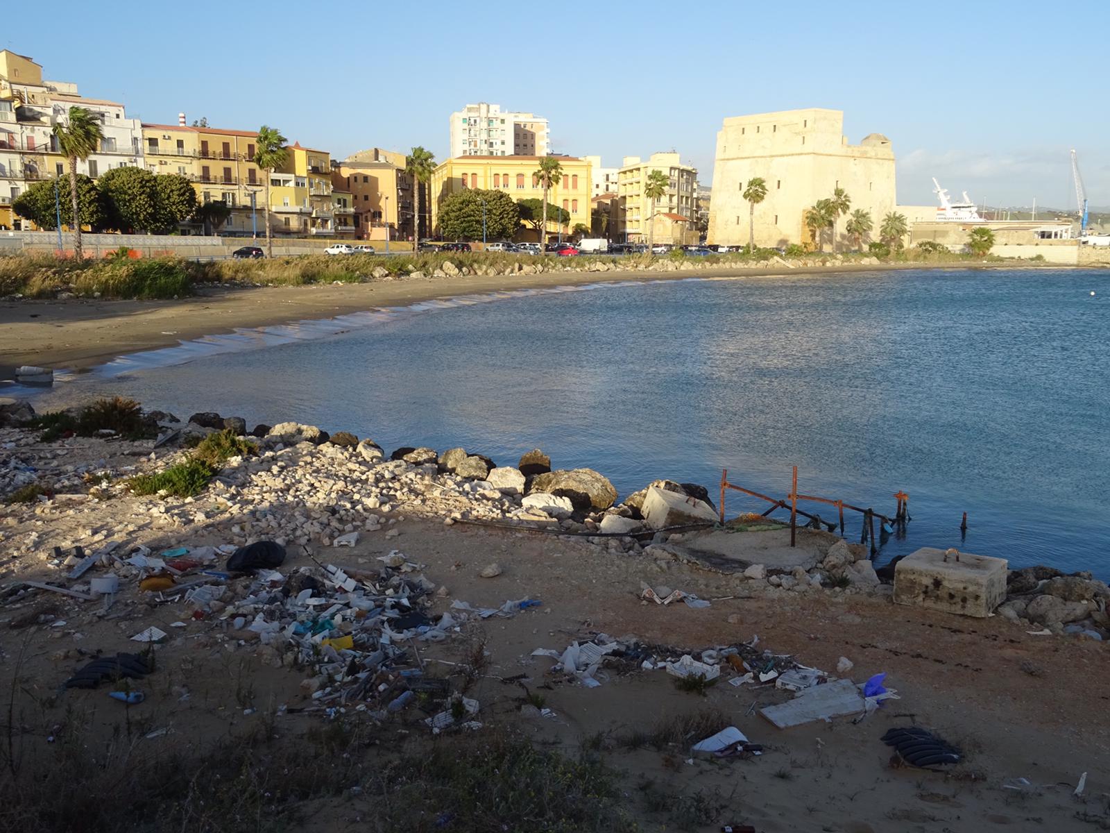 Sequestrata discarica a Porto Empedocle, ma rifiuti inondano la “pilaja ...