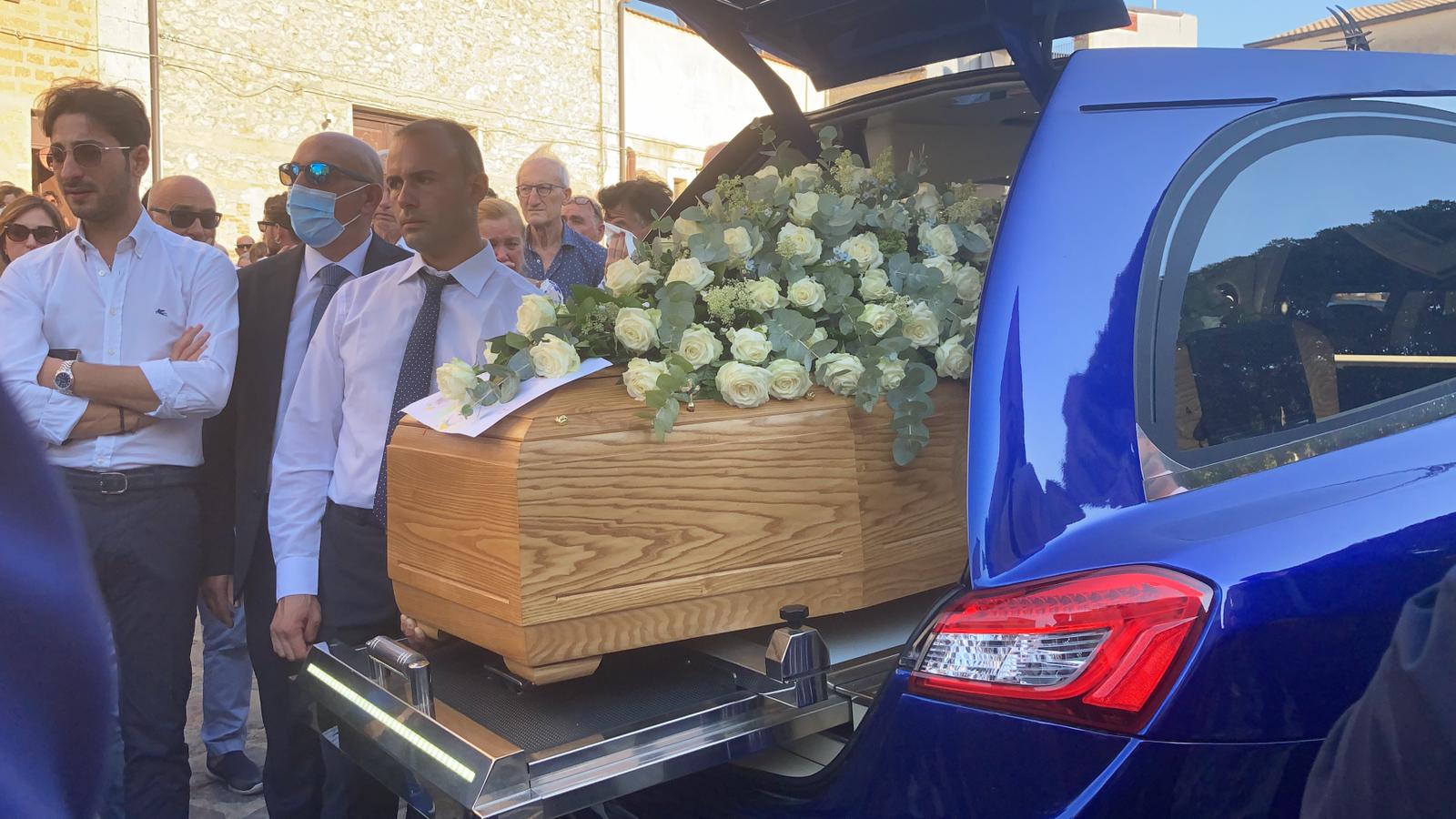 Aragona, lunghi applausi per l’ultimo saluto ad Angelo Graceffa ...