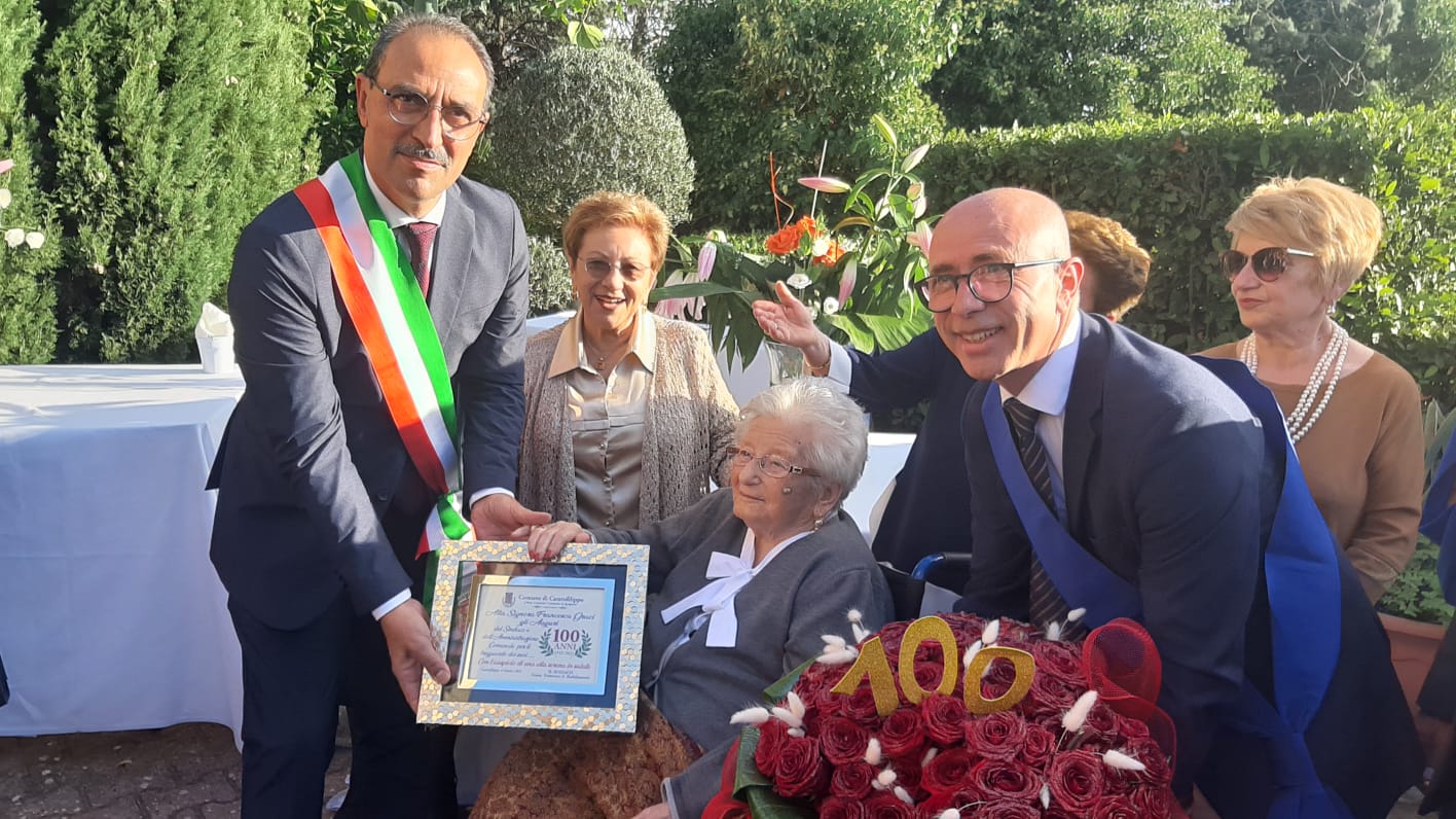 Ha visto crescere intere generazioni: grande festa per i 100 anni di ...