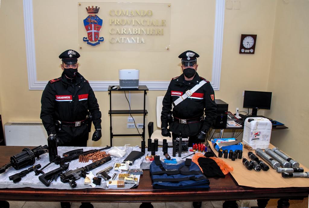 Mitra, pistole e Kalashnikov: scoperto l’arsenale del clan Cappello ...