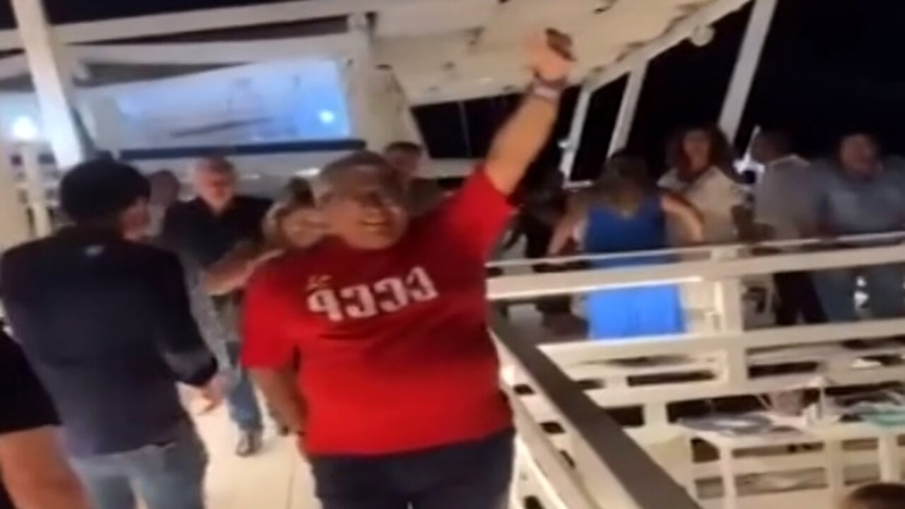 Maglia rossa e pugno chiuso, Totò Cuffaro canta “Bella Ciao ...