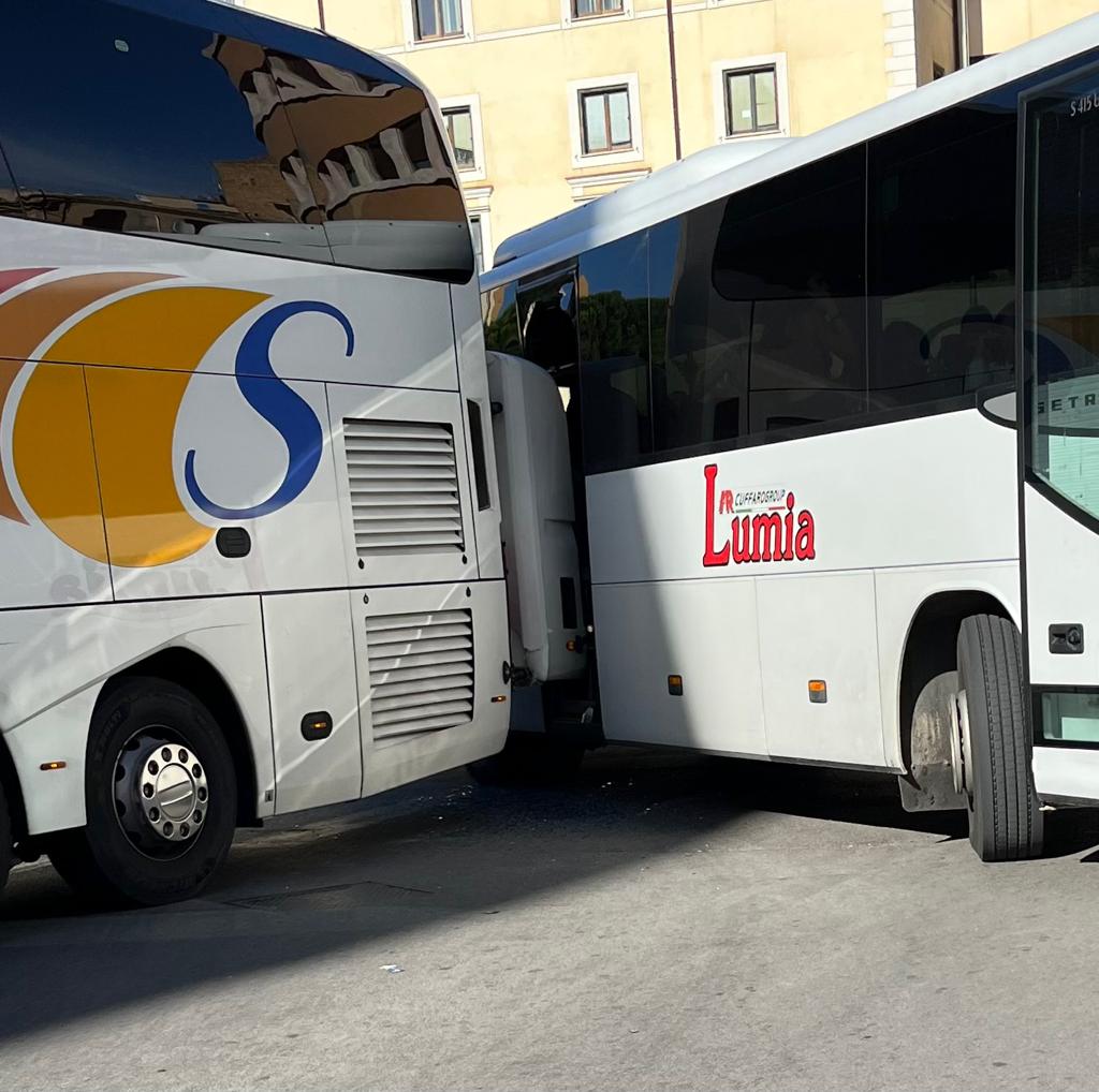 Agrigento, scontro tra pullman alla stazione degli autobus: disagi ...