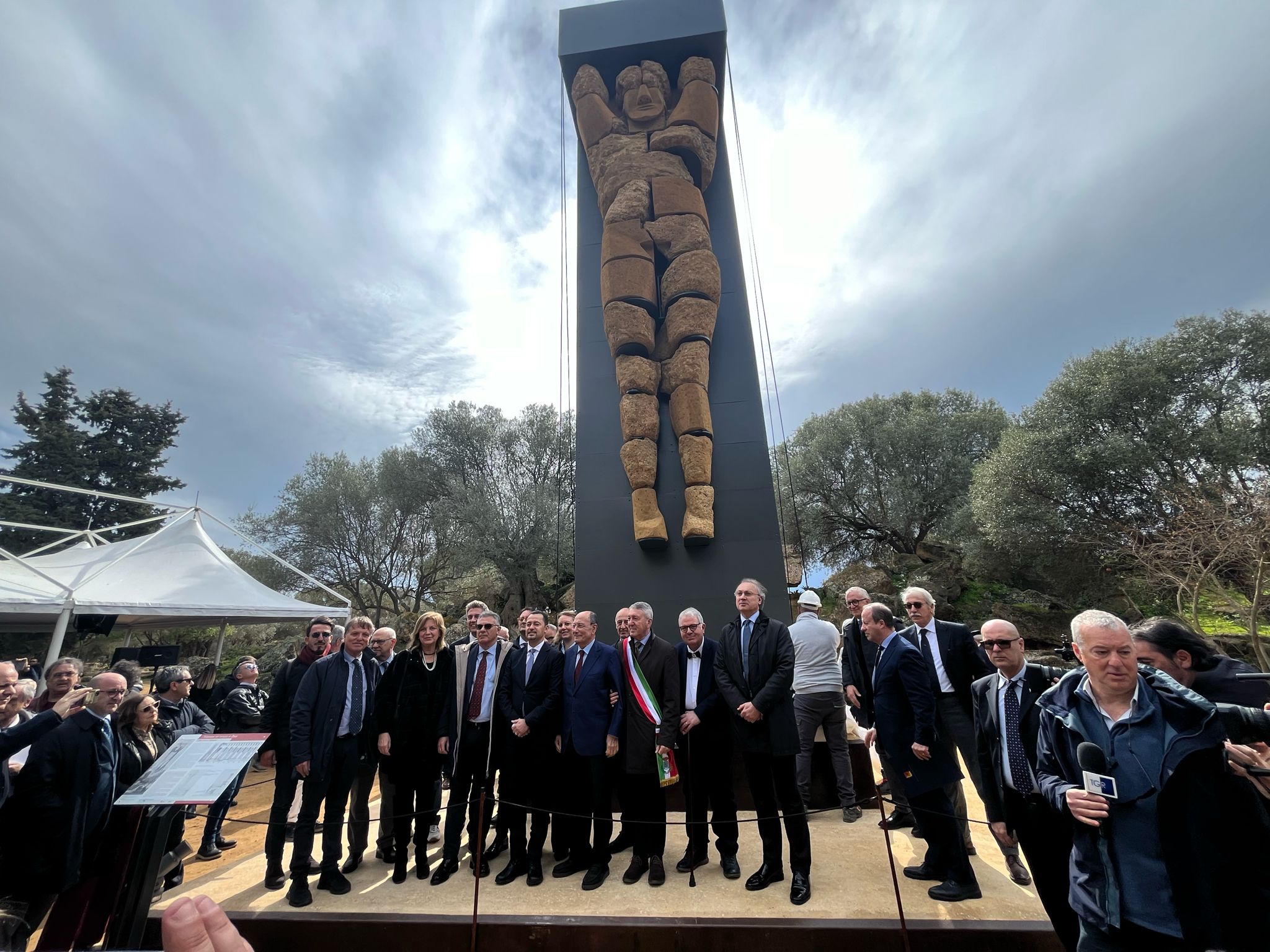 Il Telamone si rialza in piedi nella Valle dei Templi, Agrigento ...