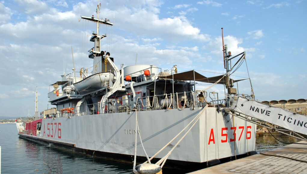 Crisi idrica: la Ticino della Marina Militare a Licata con un milione ...