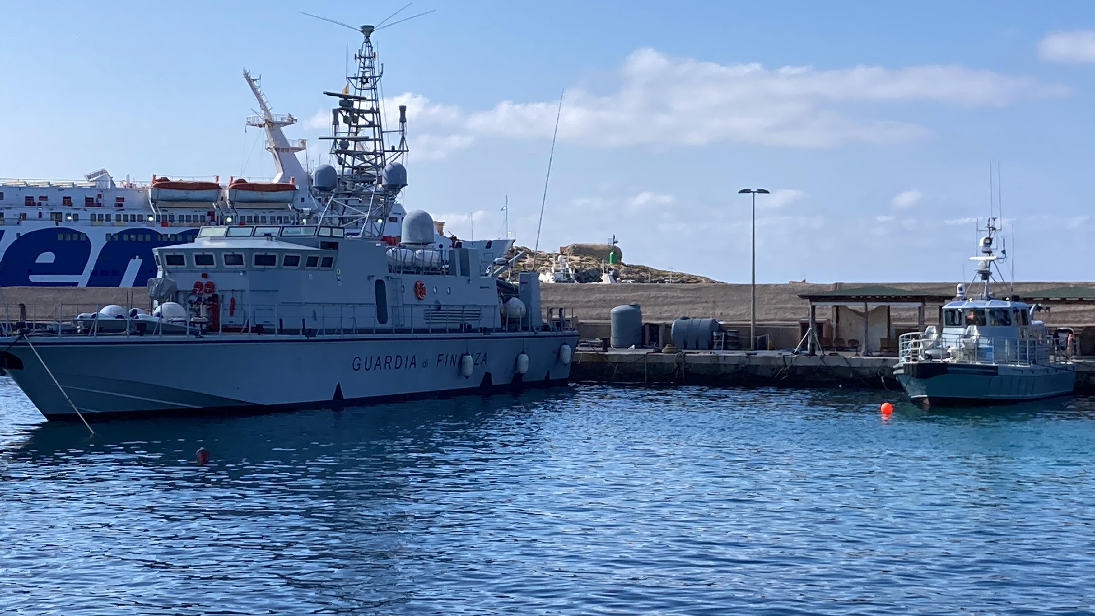 Migranti, 50 sbarcano a Lampedusa; sos di Alarm Phone: "74 su barca ...