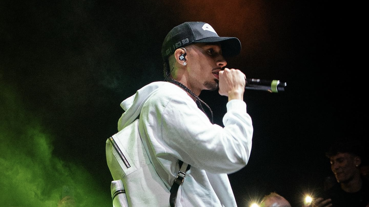 Telefona a Niko Pandetta in carcere durante concerto, indagato rapper ...