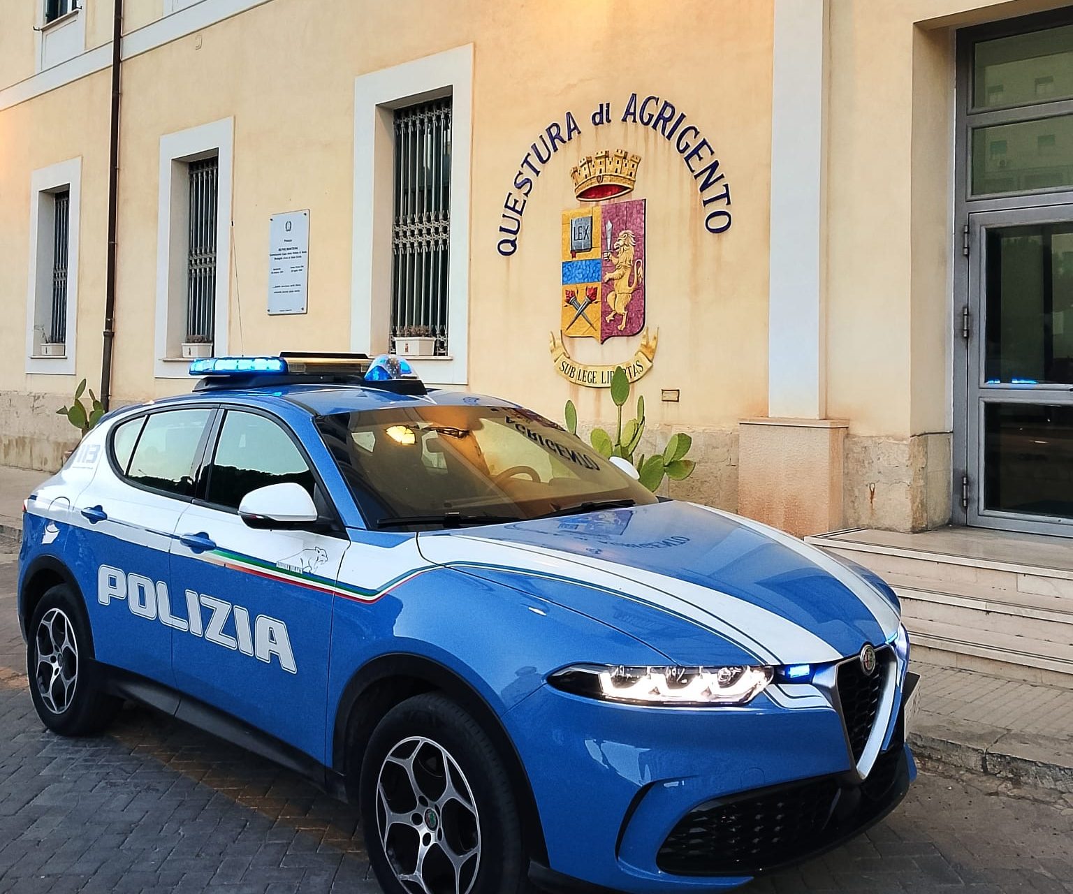 Litigano in strada per la gestione del figlio, lei chiama la polizia ...