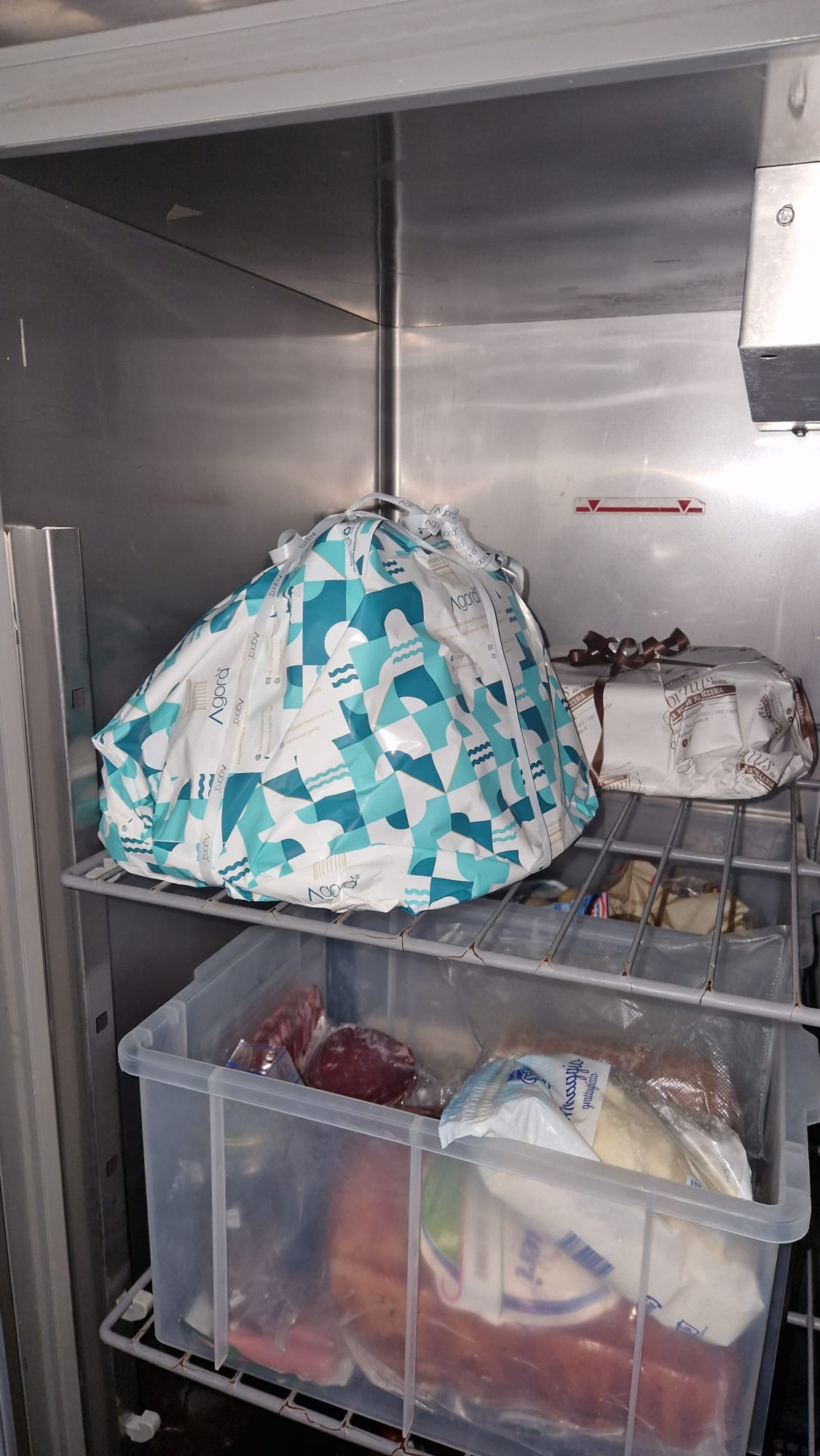 Due torte lasciate dietro la porta della Locanda di Maria, la Caritas ...