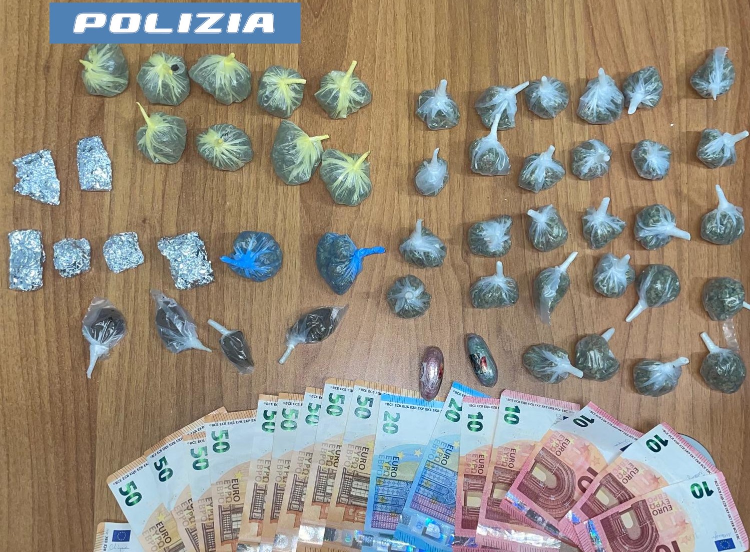 In giro con varie dosi di droga e soldi in contanti, arrestato pusher ...