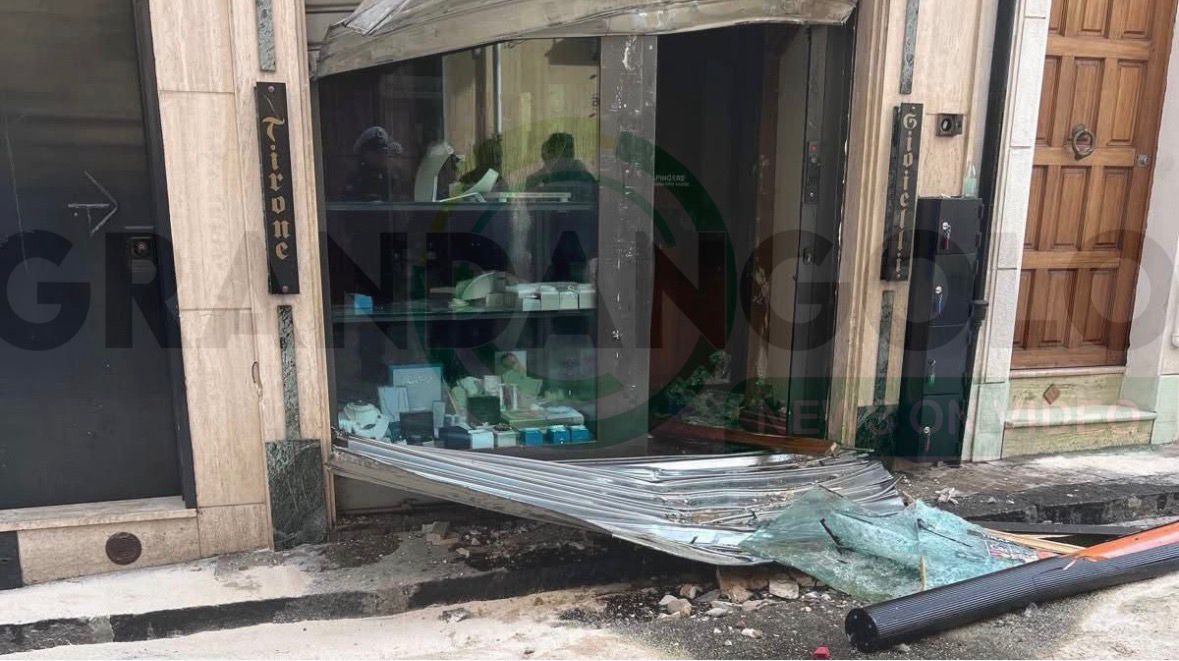 Furto con spaccata in una gioielleria a Racalmuto, ladri in fuga ...