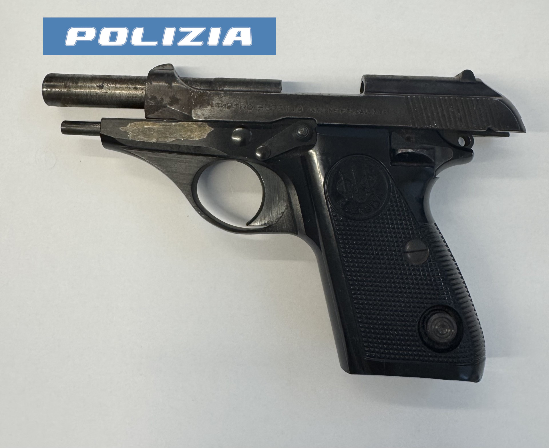 Nasconde una pistola carica nel marsupio, arrestato 56enne ...