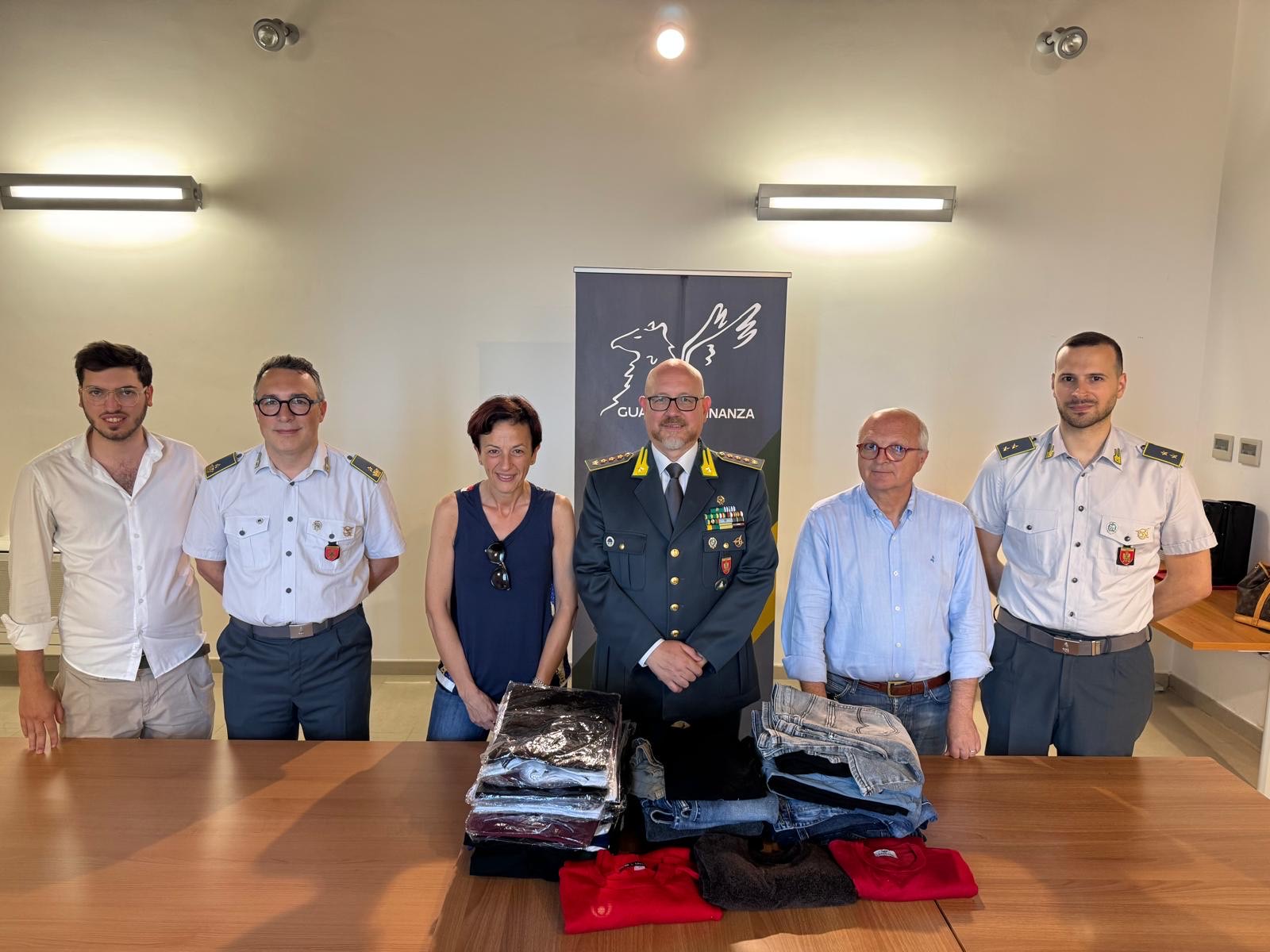 La Guardia di Finanza di Agrigento dona capi di abbigliamento alla ...