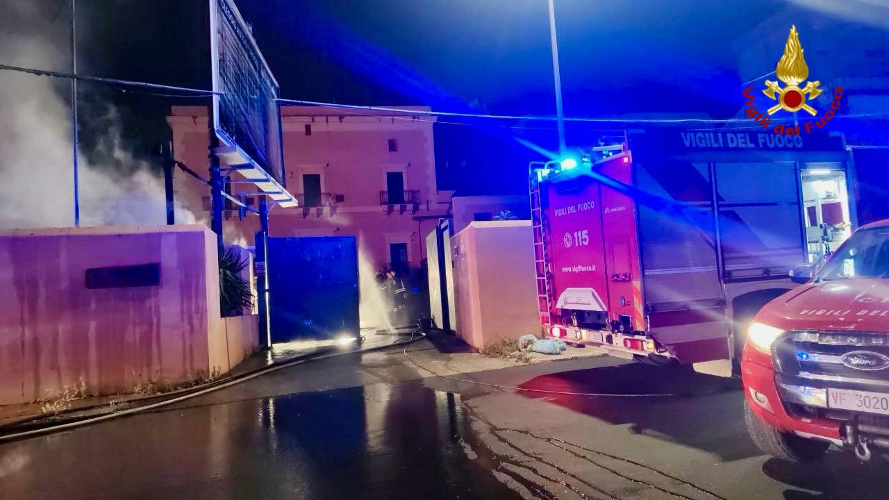 Nuovo attentato incendiario contro la Sicily by car, a fuoco 11 vetture ...