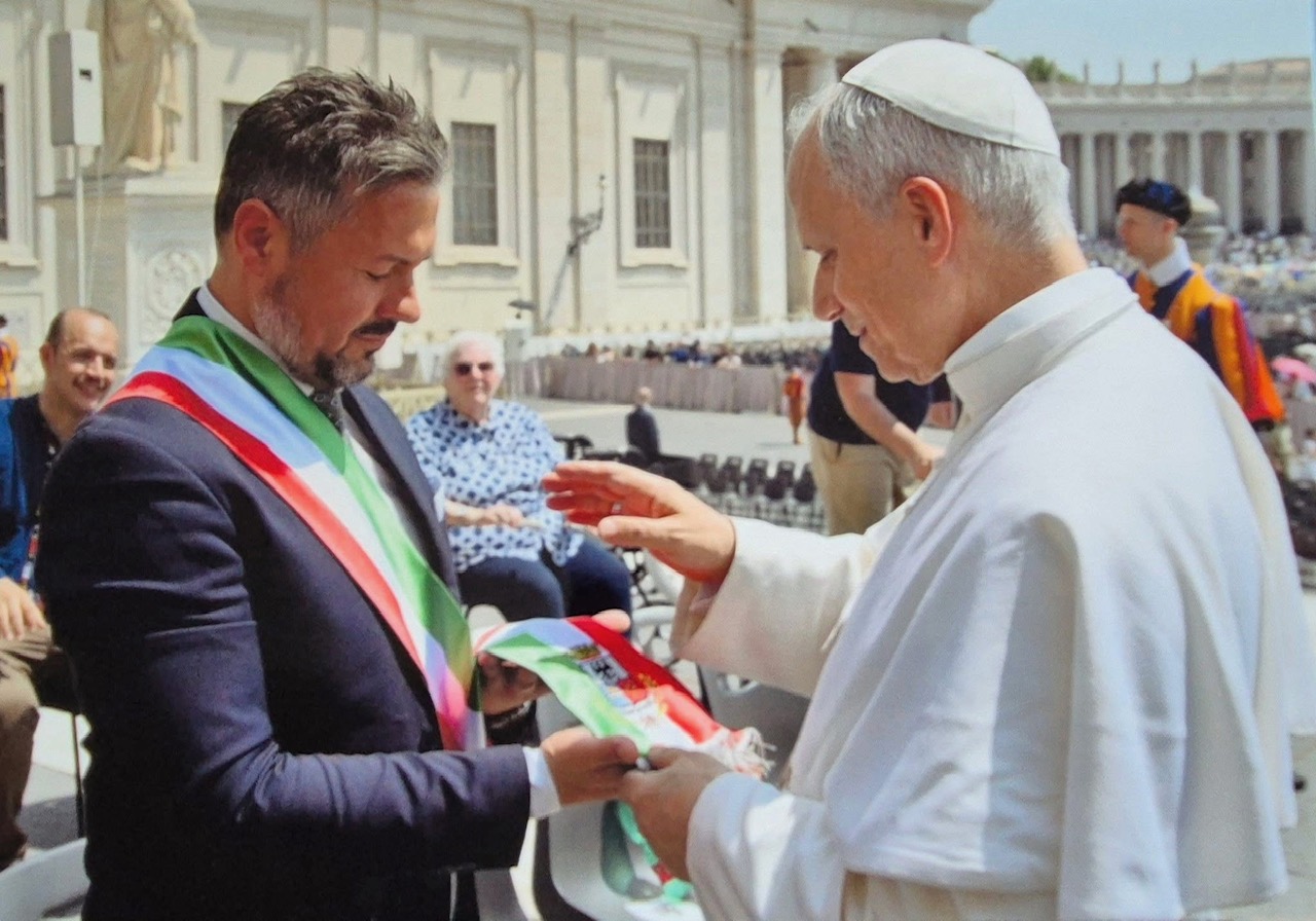 Comitini, la fascia tricolore benedetta dal Papa utilizzata per il ...