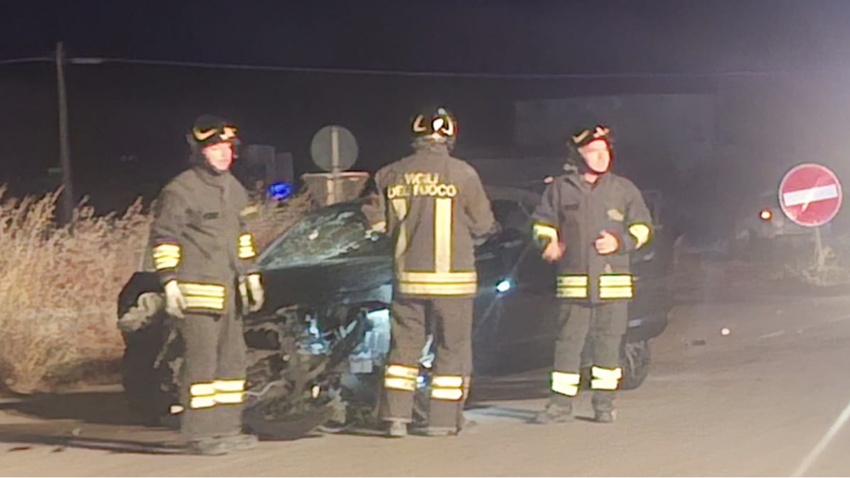 Scontro tra due auto alla zona industriale di Agrigento, feriti in ...